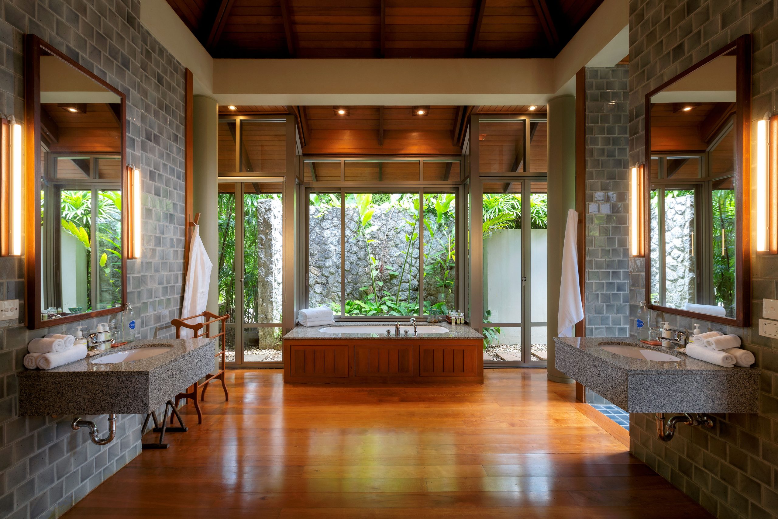 VillaPraison_19_Bathtub - Interlace Network